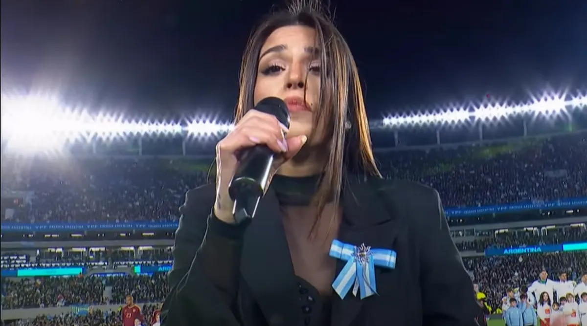 Euge Quevedo enfrentó las críticas tras cantar el himno en la despedida ...